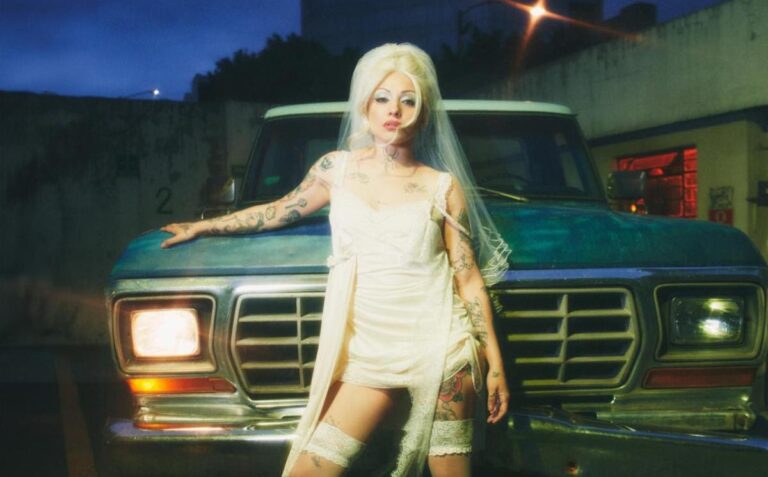Worked Music | Mon Laferte estrenó su nuevo álbum “Femme Fatale Vol. 2”